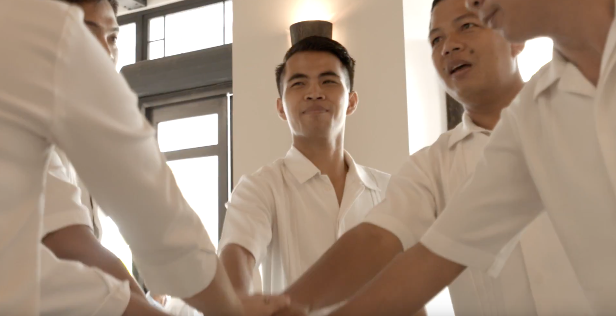 Firma hotelera lanza programa mundial para contratar a 10 mil jóvenes