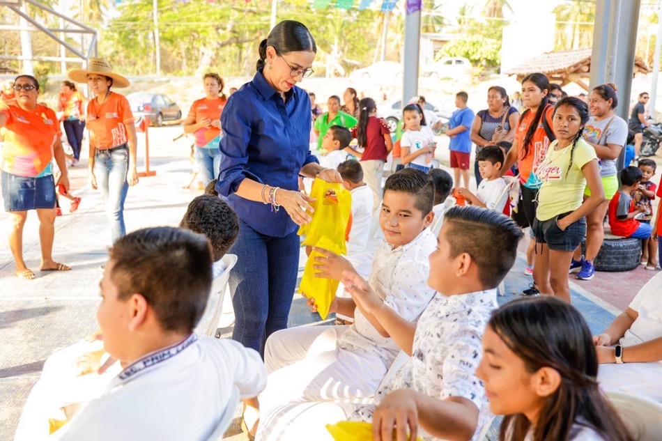 Liz Tapia clausuró programa, Club de Aprendizaje en El Coacoyul