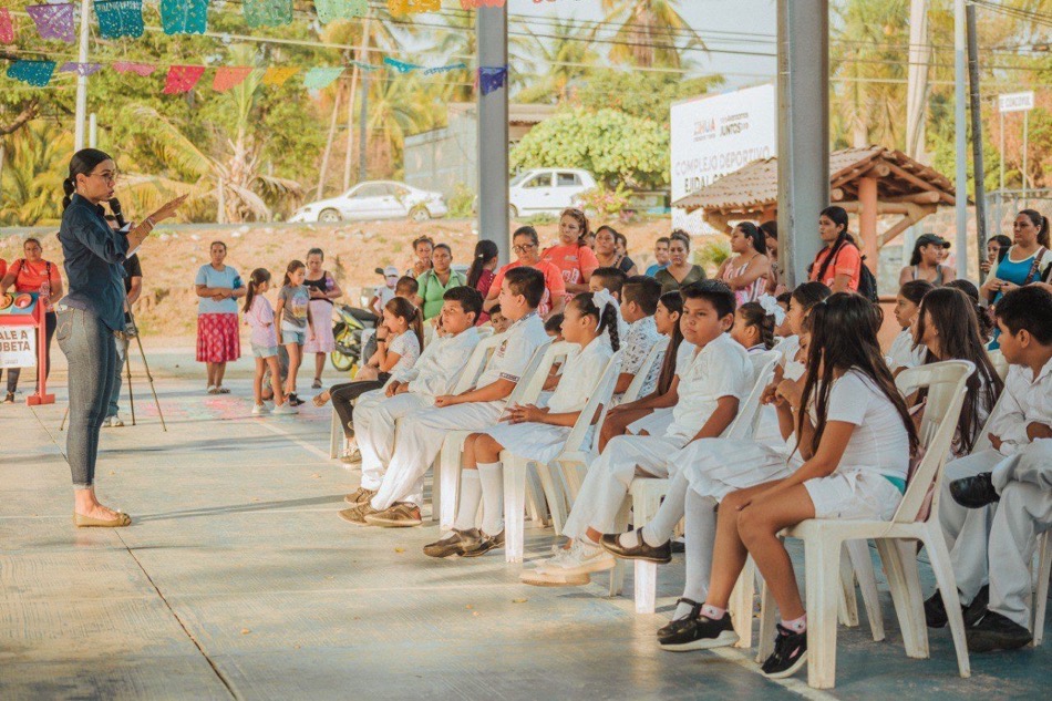 Liz Tapia clausuró programa, Club de Aprendizaje en El Coacoyul