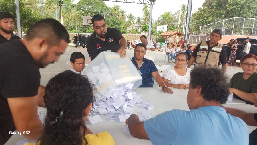 La planilla 1 gana votaciones en El Coacoyul